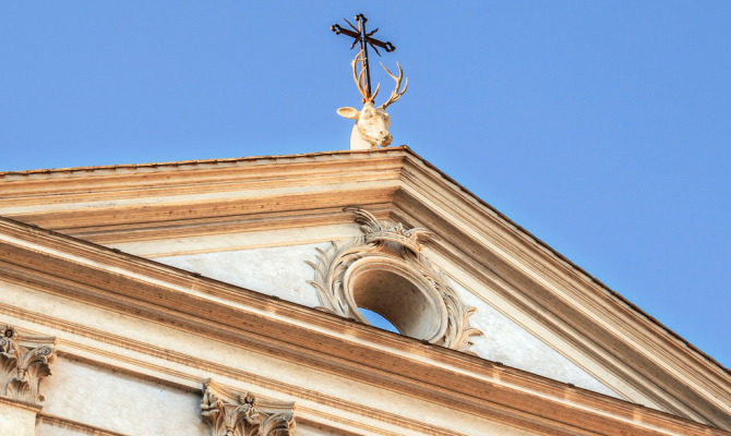 Roma, perché c'è un cervo sopra la chiesa?